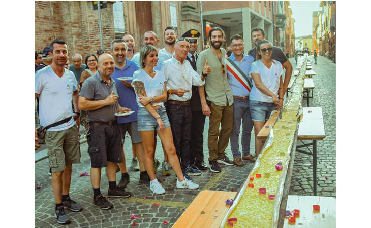 Medicina da record con la frittata di cipolla lunga 108 metri - Sabato Sera